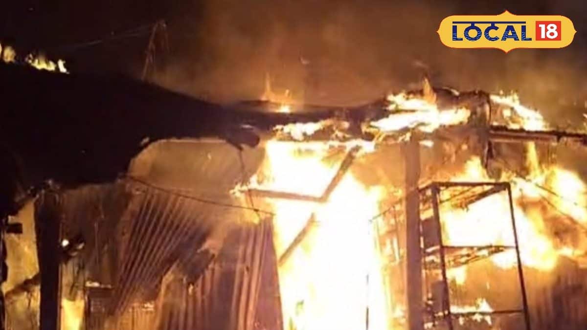 Fire At Shop: মধ্যরাতে দাউদাউ করে আগুন, চন্দ্রকোনা রোডে পুড়ে ছাই দোকান ...