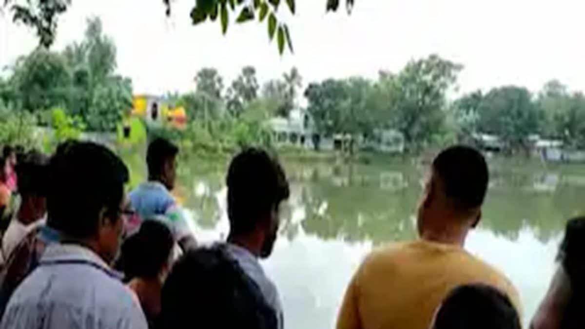 School Teacher বাড়ি থেকে বেরিয়ে আর ফিরলেন না, বিরাটির পুকুরে মিলল ...