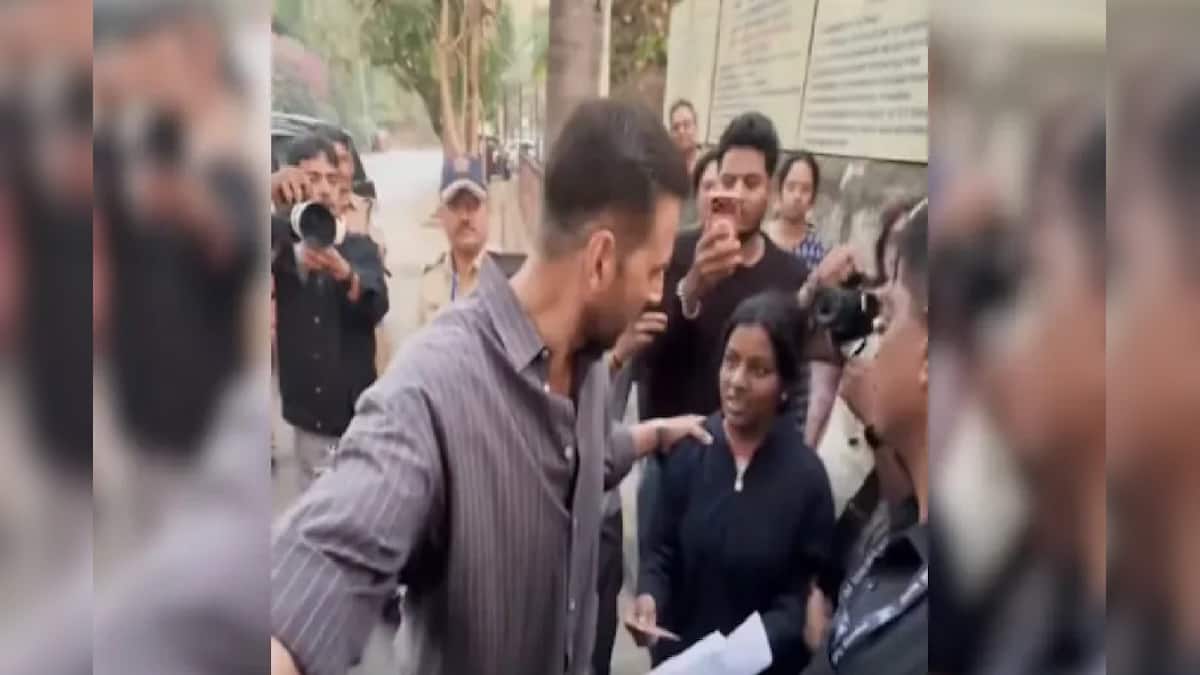 Akshay Kumar Viral Video 'বাবার অনেক ধার স্যার...', অক্ষয়ের পা জড়িয়ে ...