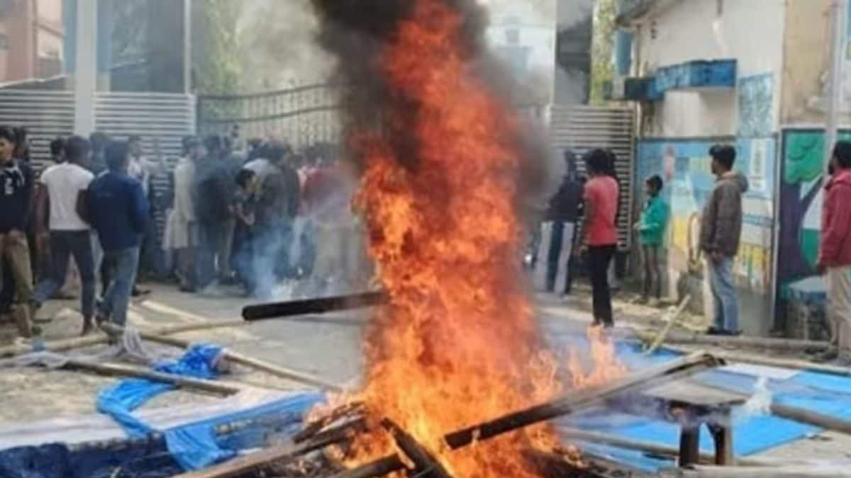 SIR-এর প্রতিবাদে বিডিও অফিস ভাঙচুর, আগুন ধরানোর অভিযোগ! চাকুলিয়ার ...