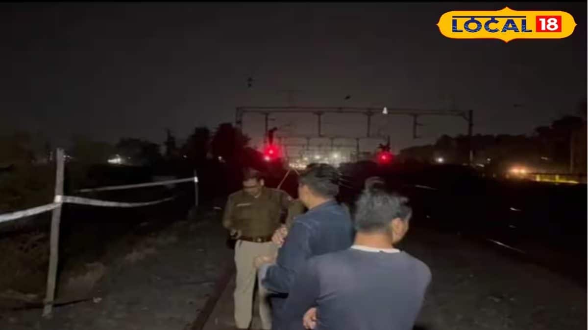 সাঁইথিয়া স্টেশনে বোমাতঙ্ক ! রেল লাইনের ধারে ঝোপ থেকে উদ্ধার তাজা বোমা ...