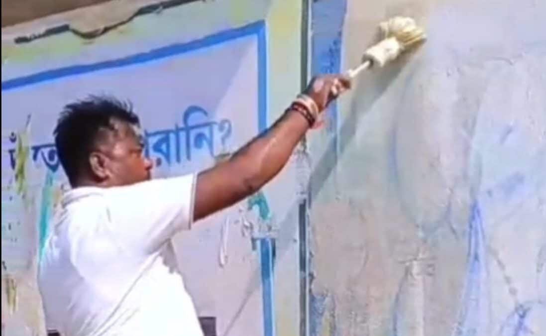 TMC Vs BJP: তৃণমূলের লেখা দেওয়াল মুছে দিলেন বিজেপি নেতা? ভাইরাল ভিডিও ...