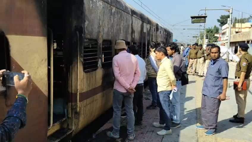 কাটোয়া-আজিমগঞ্জ লোকাল ট্রেনে আগুন, যাত্রীদের মধ্যে আতঙ্ক! ঘটনায় তদন্ত ...