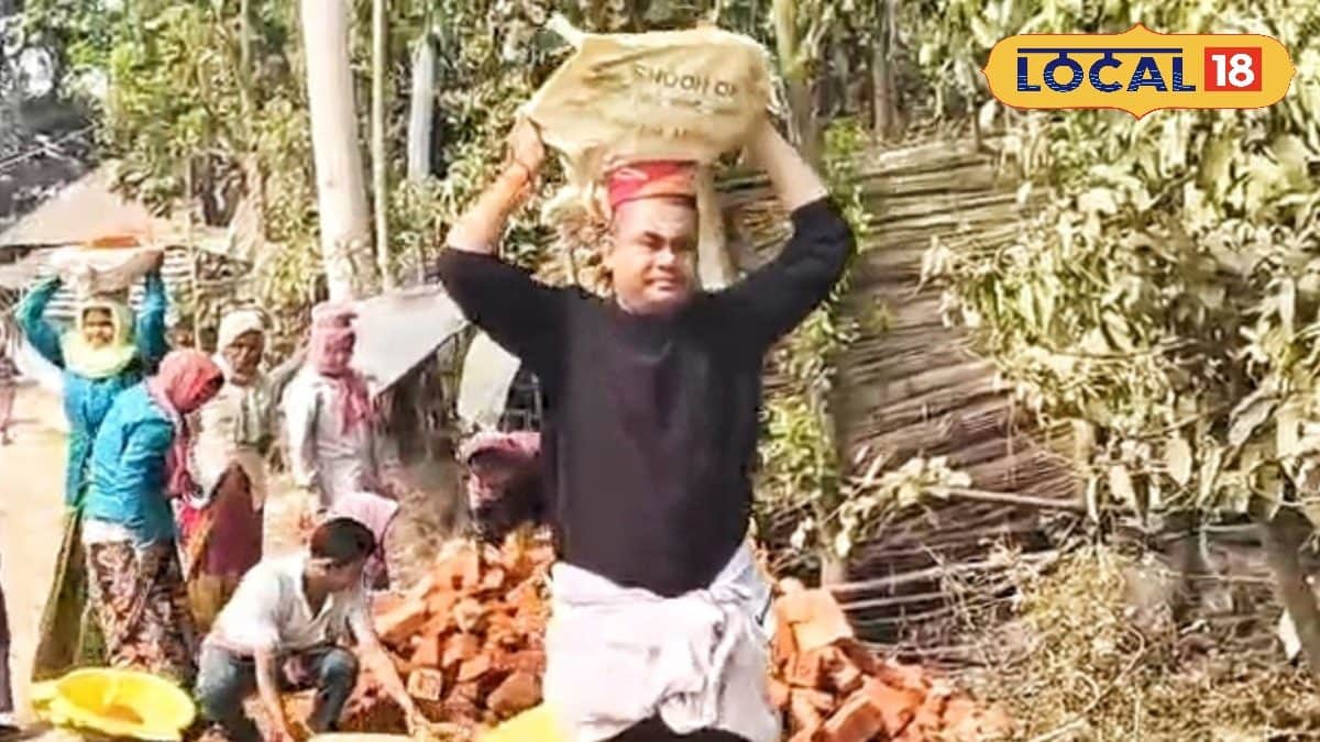 Malda News: লুঙ্গি পড়ে মাথায় করে আনলেন ইট, ঘাম ঝরছে দরদর করে ...