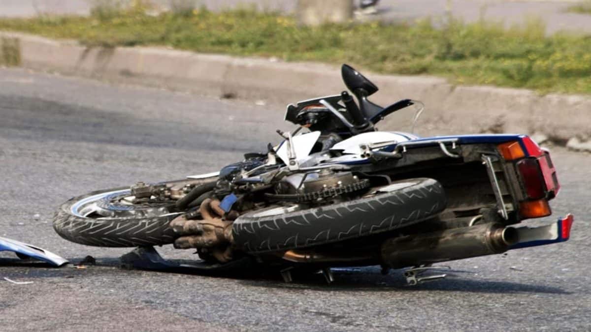Bike accident মর্মান্তিক পথ দুর্ঘটনা! স্কুটিতে ধাক্কা বেপরোয়া বাসের ...