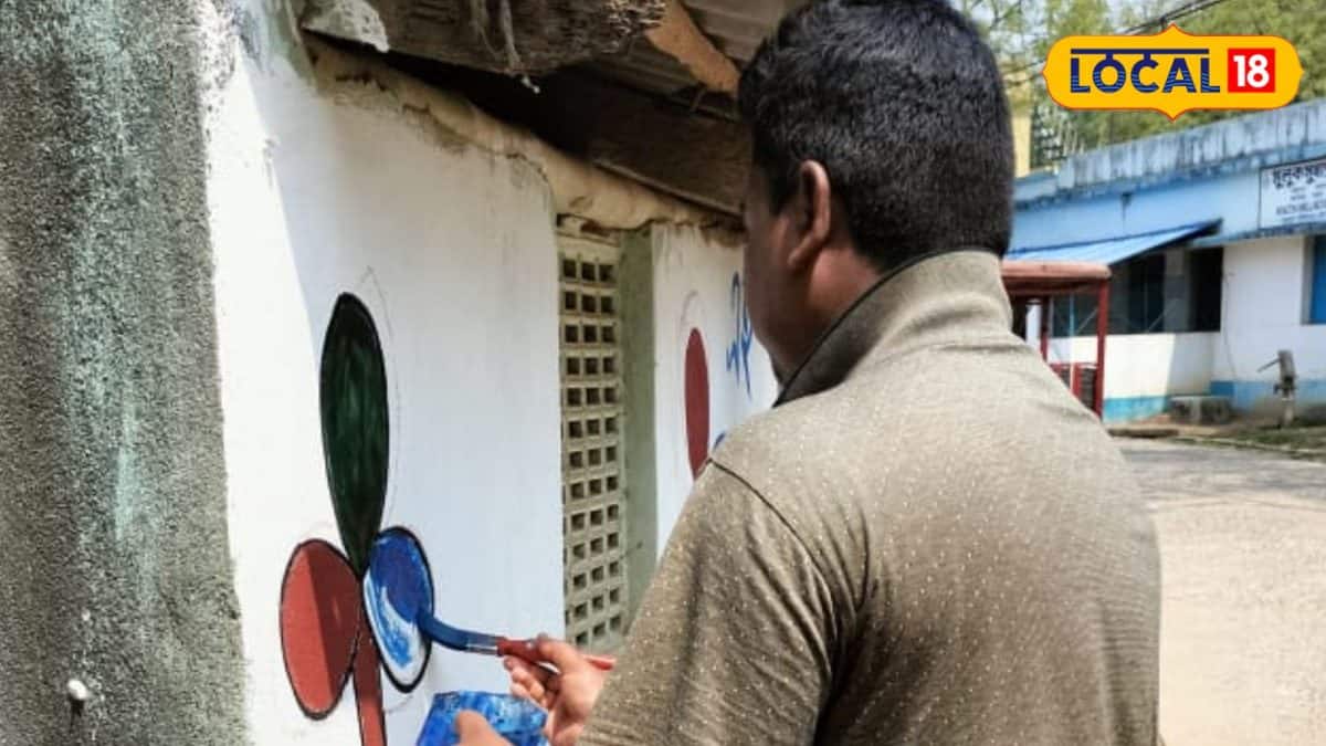 Village Police: তৃণমূল প্রার্থীর হয়ে দেওয়ালে জোড়া ফুল আঁকছিলেন ভিলেজ ...