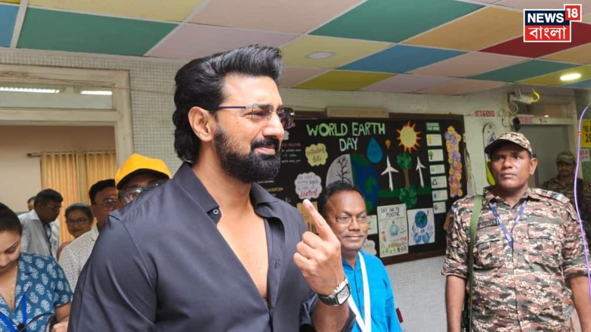 Dev: মা-বাবাকে নিয়ে ভোট দিলেন সুপারস্টার দেব, বুথ থেকে বেরিয়েই ...