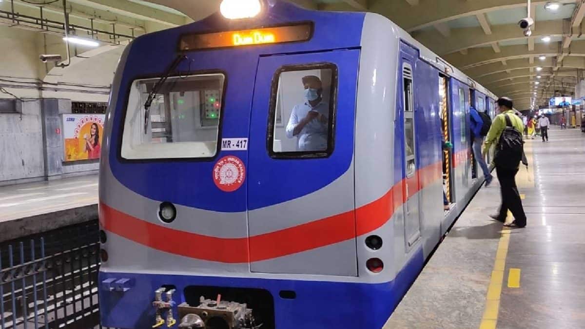 Metro Blue Line Problem : কলকাতা মেট্রোর ব্লু লাইনে ব্যাহত মেট্রো চলাচল ...