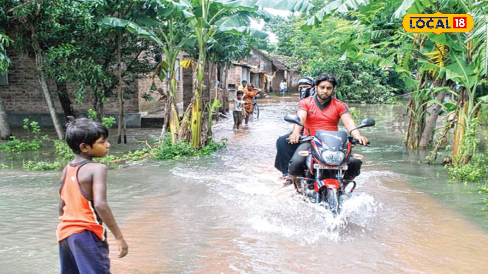 South Dinajpur News: সামান্য বৃষ্টিতেই জলমগ্ন কুমারগঞ্জ-ফুলবাড়ি সড়ক ...