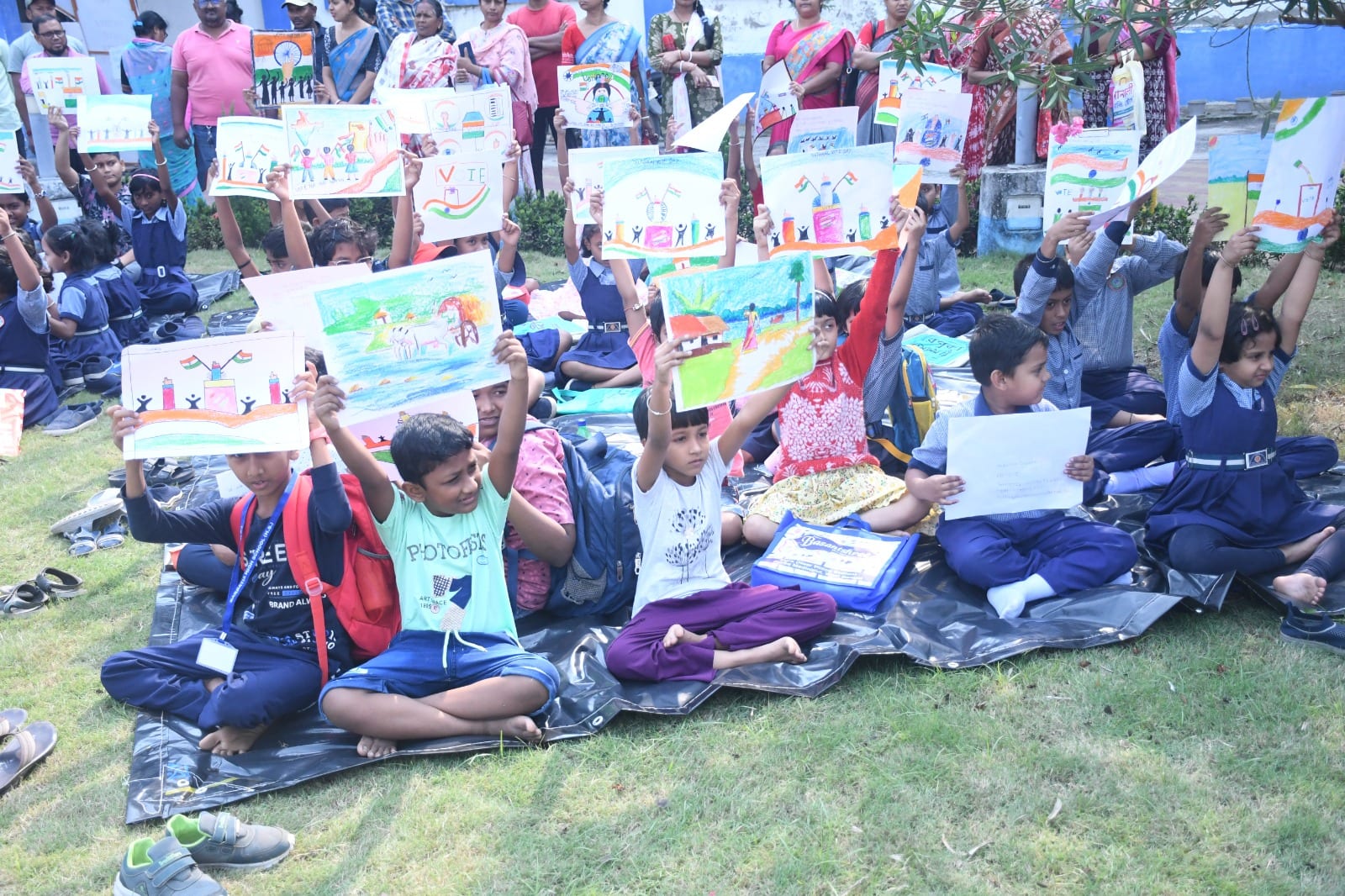 ভোটদান সচেতনতায় এগরায় ‘বসে আঁকো’ প্রতিযোগিতায় ১৩৩ জন শিক্ষার্থী ...