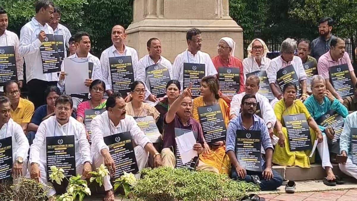 TMC: তৃণমূলের বিক্ষোভে অনুপস্থিত ৫০ জন বিধায়ক! ভাঙন নেই, দাবি শোভনদেব ...