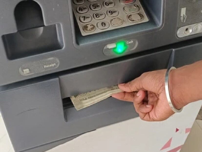 ATM Technology: ATM-এ টাকা শেষ হওয়ার আগেই ব্যাঙ্ক কীভাবে খবর পায় ...