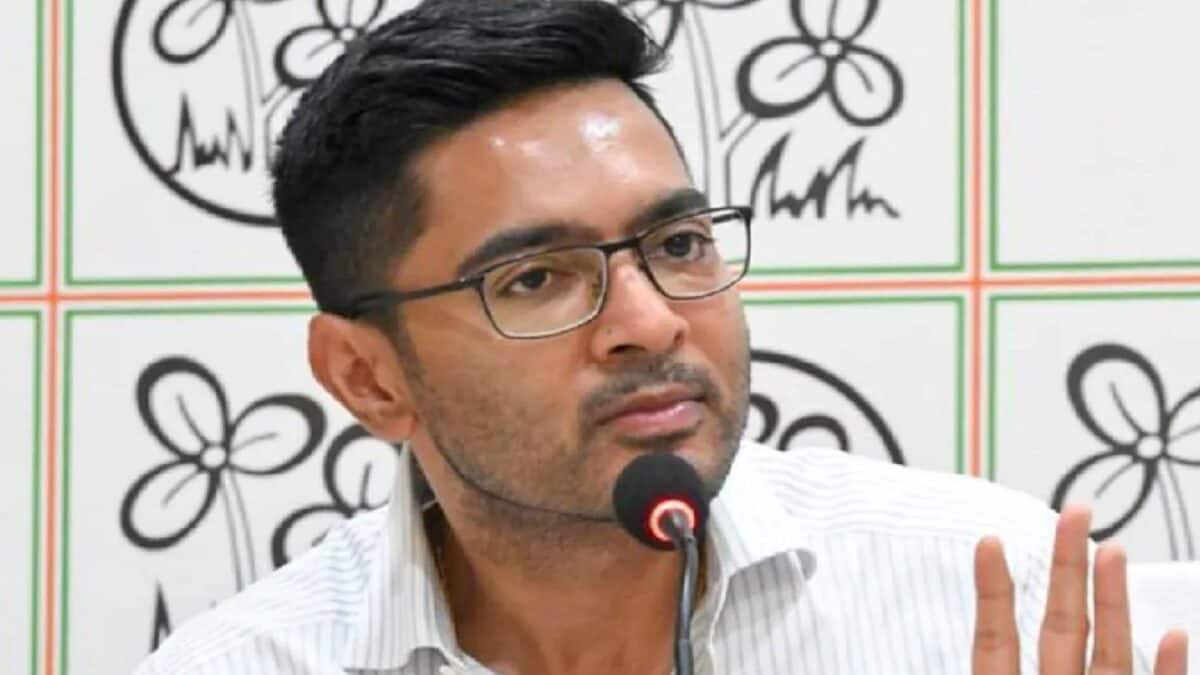 Abhishek Banerjee: বিমানবন্দরে 'চোর' স্লোগান, কনভয়ে বাসের ধাক্কা ...