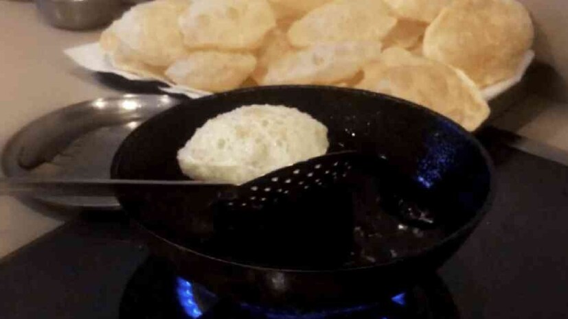 Phulko Luchi Tips: আটার লুচি ফোলে না? ময়ানে মিশিয়ে নিন এক চামচ এই ...