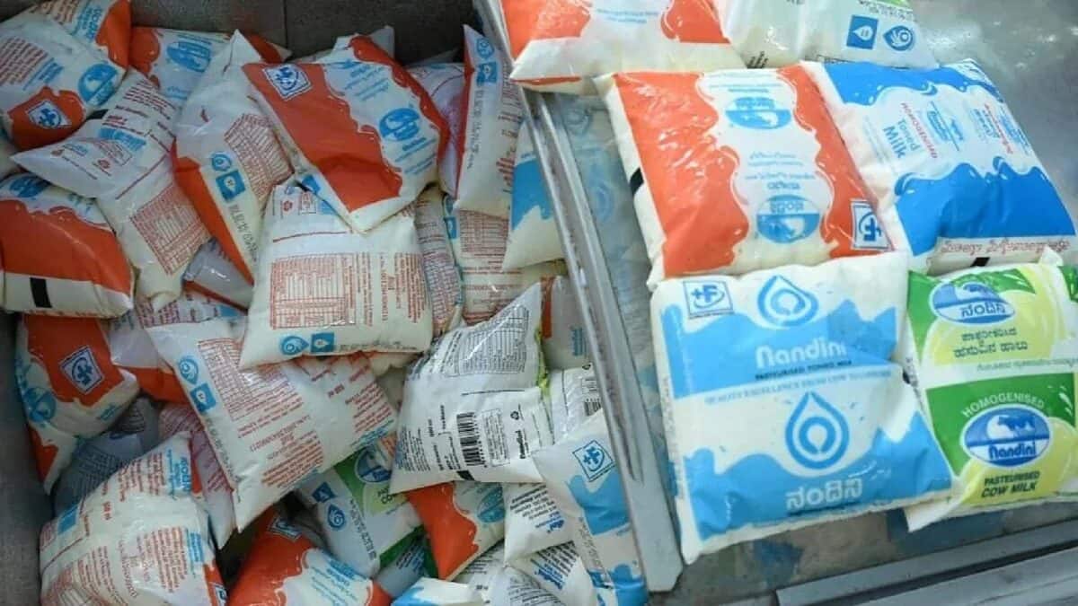 Milk Packets: দুধের প্যাকেটের রং আলাদা হয় হয়? নীল, সবুজ, কমলা রঙের ...