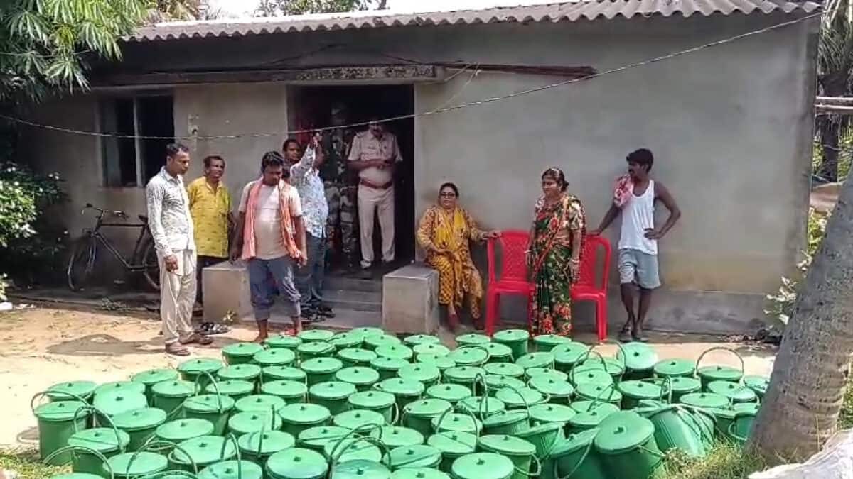 এবার বালতি চুরির অভিযোগ চুঁচুড়ার এক পঞ্চায়েতের উপপ্রধানের বিরুদ্ধে ...