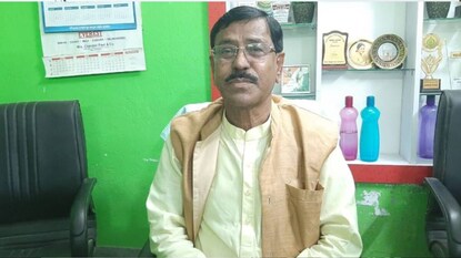 প্রাক্তন মন্ত্রী গিয়াসউদ্দিন মোল্লার বাড়ি থেকে ত্রাণসামগ্রী সরানোর ...