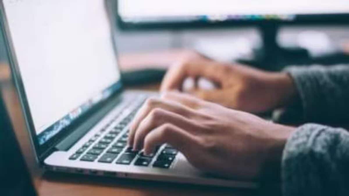 Laptop Charging Tips: সারাক্ষণ চার্জে রেখেই অফিসে কাজ? ‘আয়ু’ কমছে ...