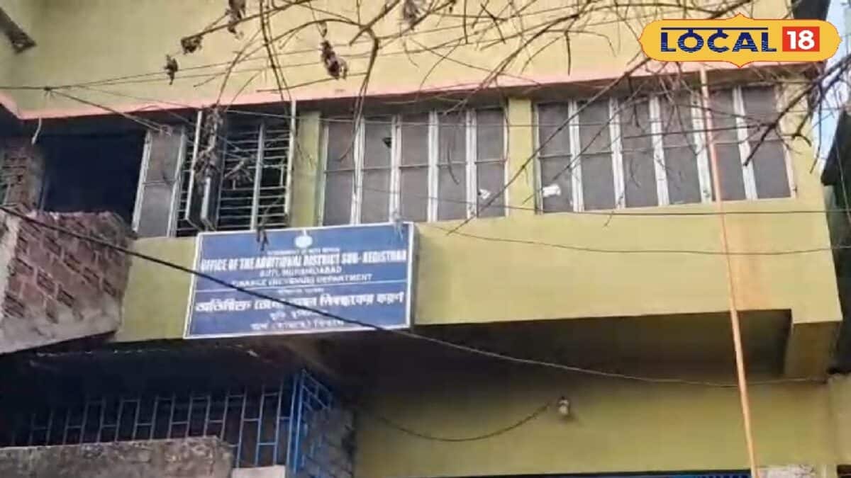 Murshidabad Fire: ছুটির দিনে দাউদাউ করে আগুন সরকারি অফিসে, পুড়ে খাক ...