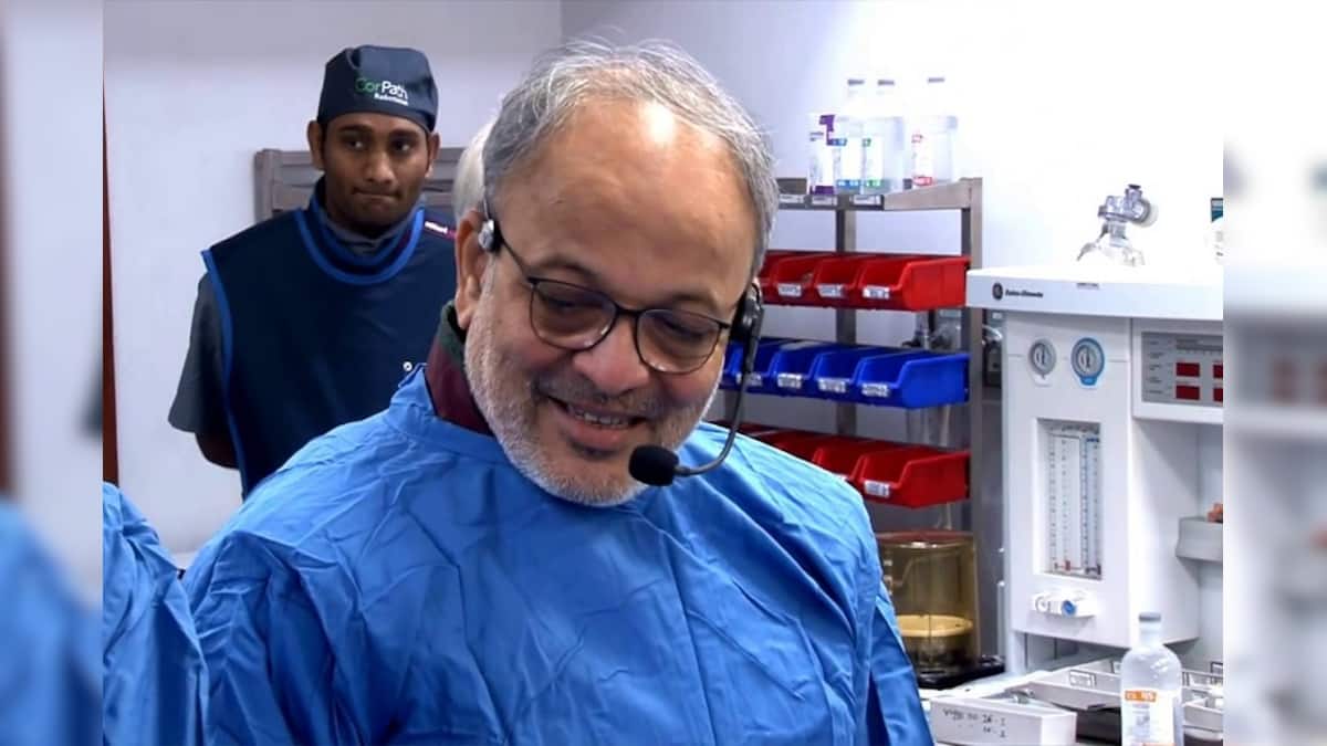 વિશ્વમાં પ્રથમવાર 30 કિમી દૂરથી ગુજરાતી ડોક્ટર કરશે રોબોટિક સર્જરી - News18 ગુજરાતી