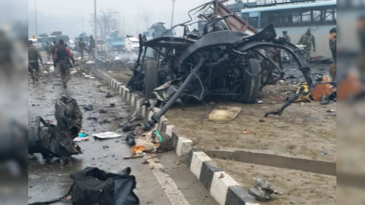 CRPFના કાફલા પર IED બ્લાસ્ટ, કાળજું કંપાવી દે તેવી તસવીરો આવી બહાર ...
