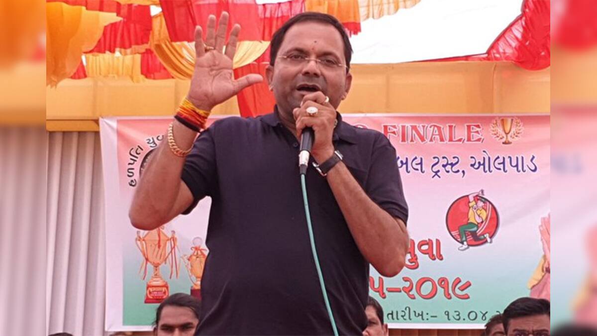 સુરત : MLA મુકેશ પટેલ સાથે ચીલઝડપની ઘટના, પટકાતા ઈજા | સુરત - News18 ગુજરાતી