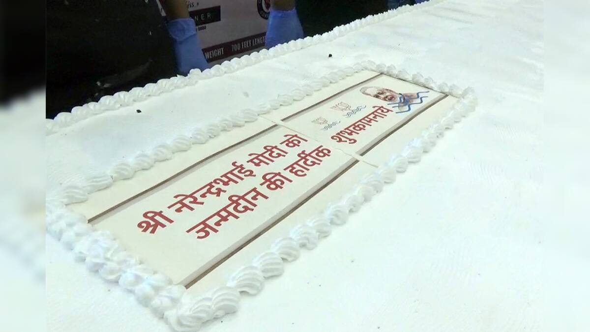 સુરતમાં PM મોદીના 70માં જન્મ દિવસે 700 ફૂટ લાંબી કેક કાપવામાં આવી