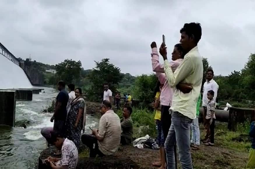people enjoying at Rajkot Aji Dam Overflow News18 Gujarati