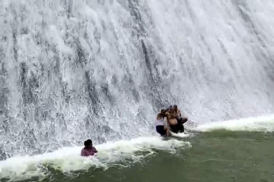 people enjoying at Rajkot Aji Dam Overflow News18 Gujarati