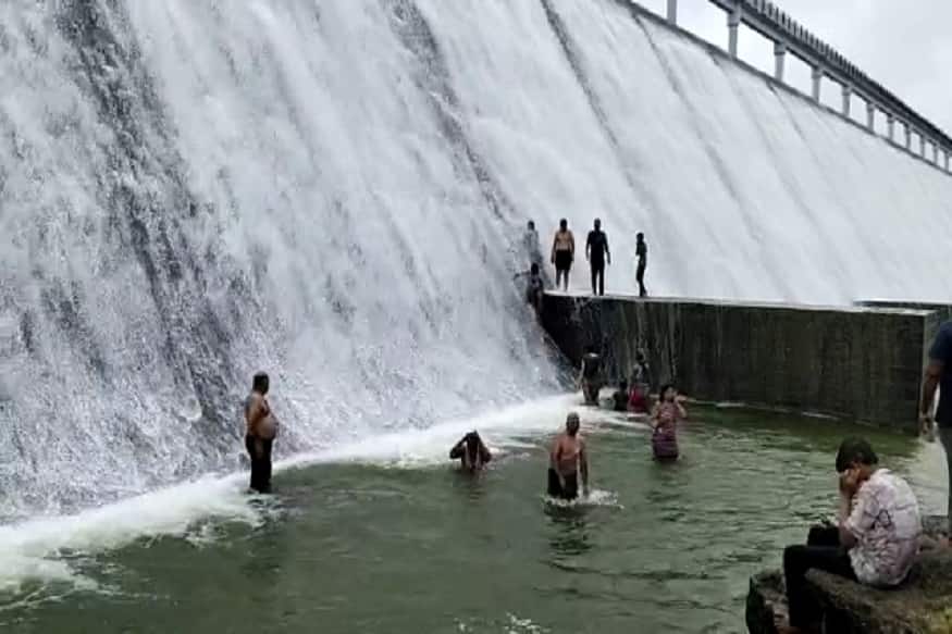 people enjoying at Rajkot Aji Dam Overflow News18 Gujarati
