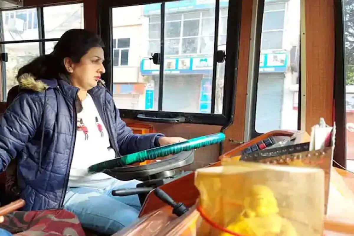 Pooja devi became the first woman bus driver of Jammu and Kashmir ap ...