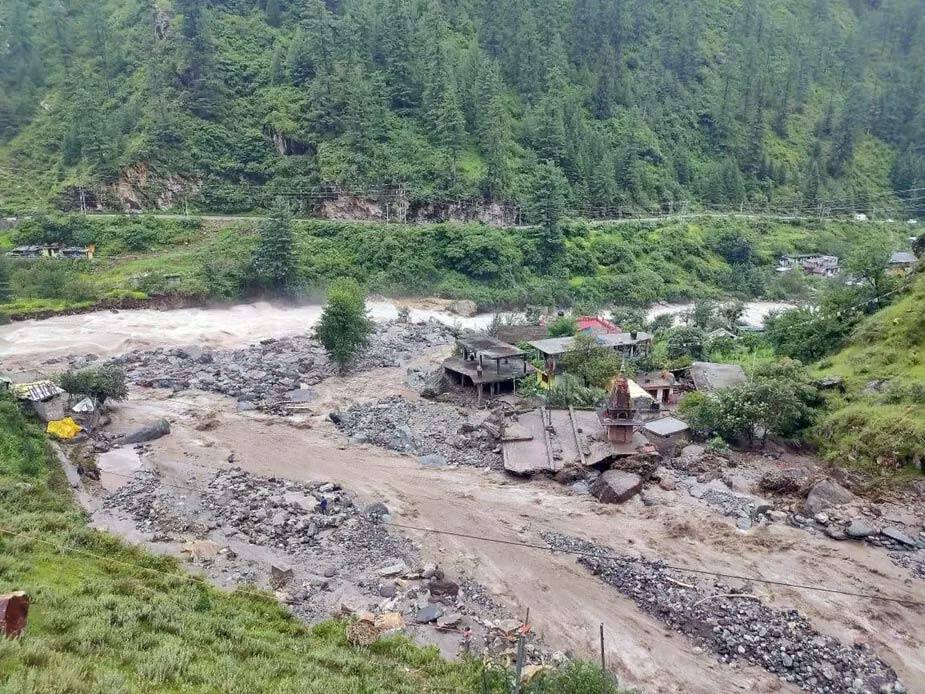 Kullu Flash Flood: દીકરાને ઉઠાવી દોડી રહી હતી પૂનમ, સસરાની નજર સામે જ ...