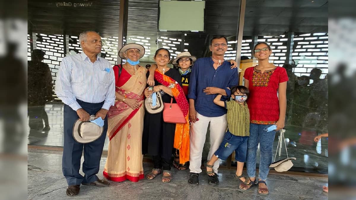 tarak mehta ka ulta chashmaના 'પોપટલાલ' પરિવાર સાથે પહોંચ્યા સ્ટેચ્યૂ ...