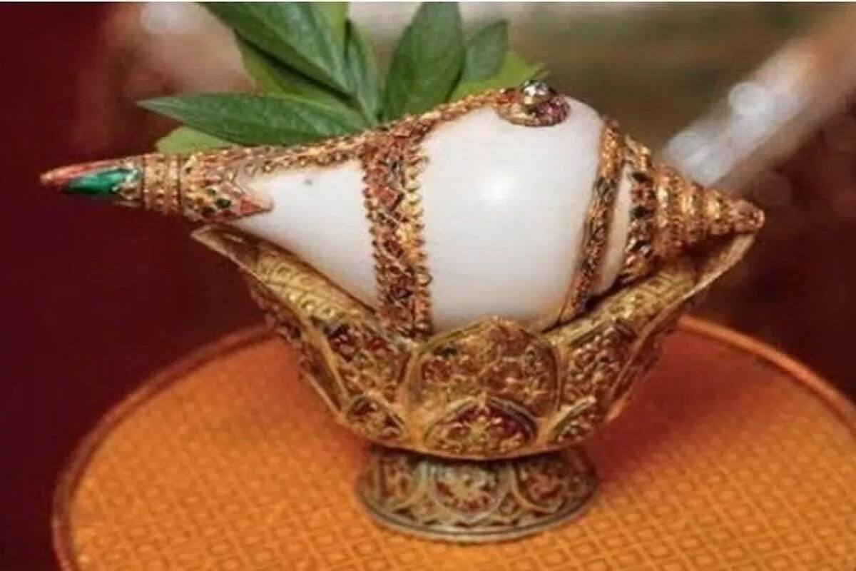 how to please goddess lakshmi using shankh know conch shell importance ...