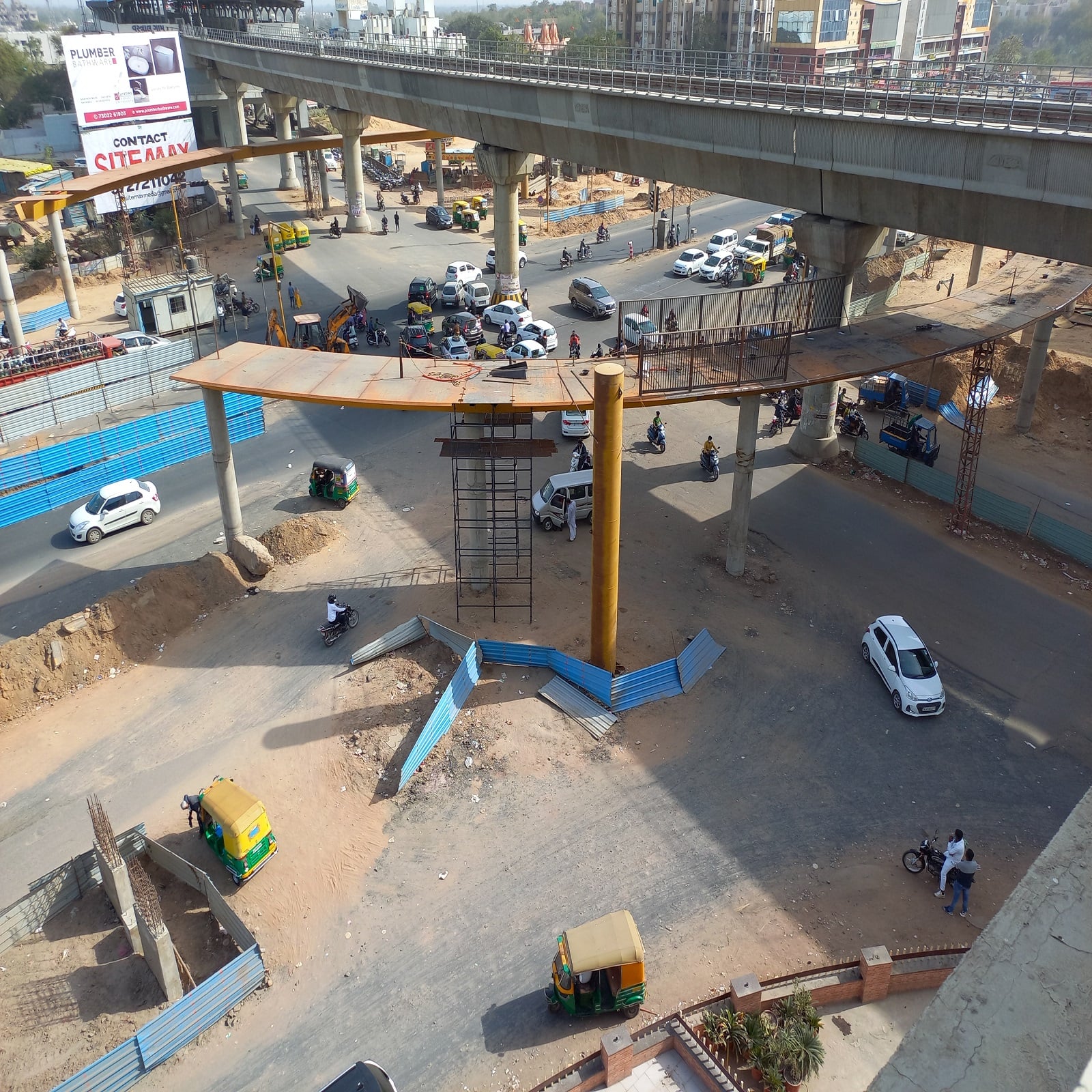 અમદાવાદ : વસ્ત્રાલ રિંગરોડ ચાર રસ્તા પર ખાસ વર્તુળ આકારનો ડિઝાઇન ફુટ ...