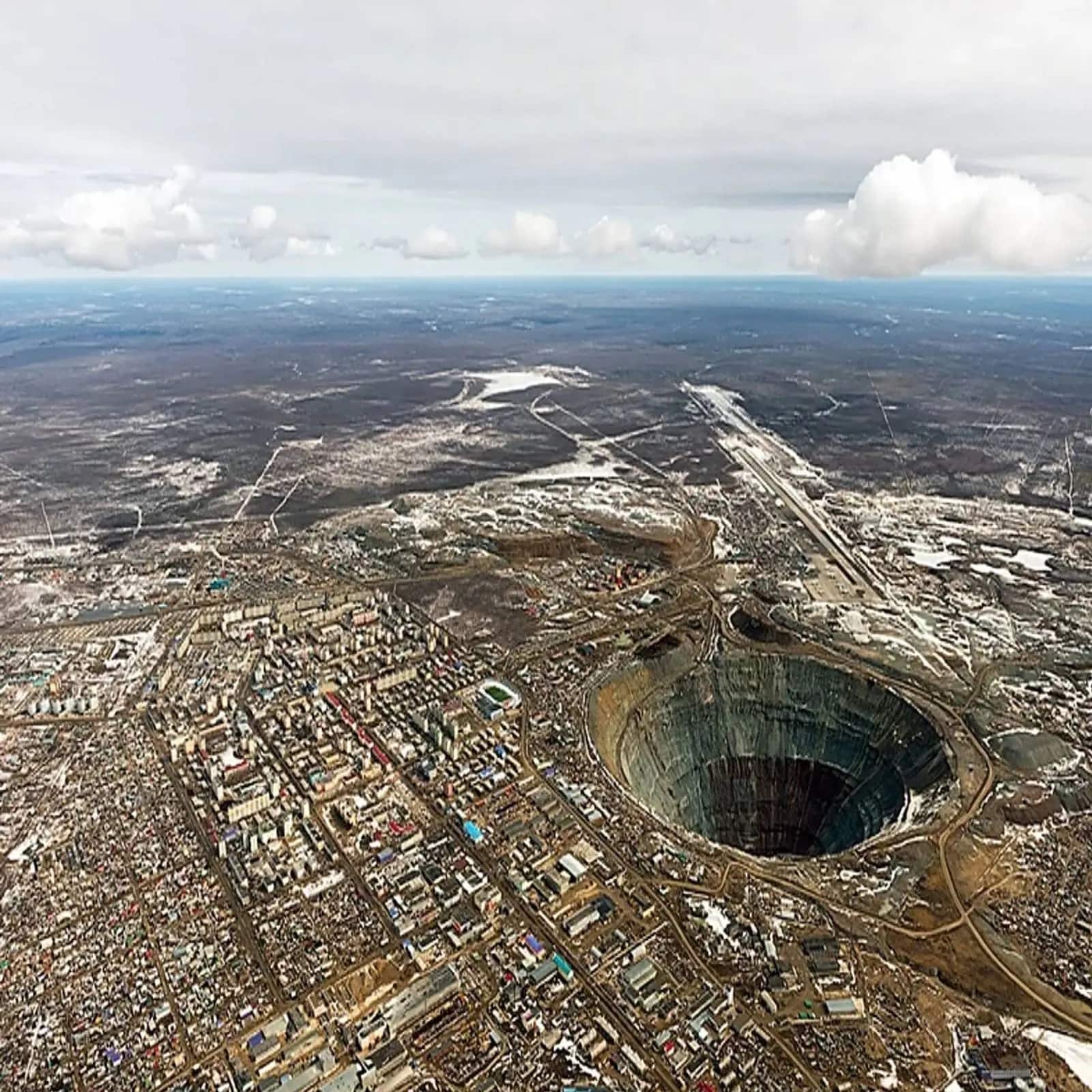 Mysterious Russian Diamond Mine: હીરાની રહસ્યમય ખાણ, જે ગળી જાય છે ...