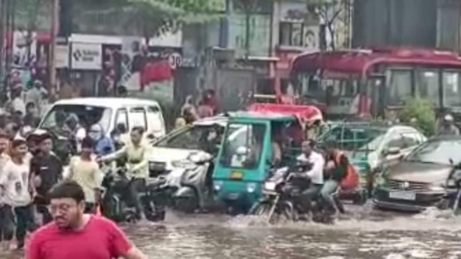 Water logging in Kapodra Surat due to heavy rain - સુરતમાં ભારે વરસાદથી ઠેરઠેર પાણી ભરાયા ...