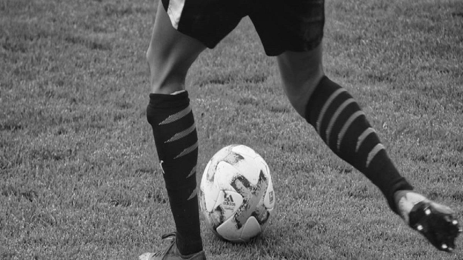 ફૂટબોલરે એક જ કિકમાં તોડી પાડ્યું ઉડતું પ્લેન! રસપ્રદ છે કે મેદાન પર ...