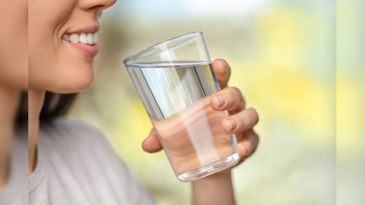 હંમેશા બેસીને પાણી પીવાના છે અદ્ભુત ફાયદા, આયુર્વેદ – News18 ગુજરાતી