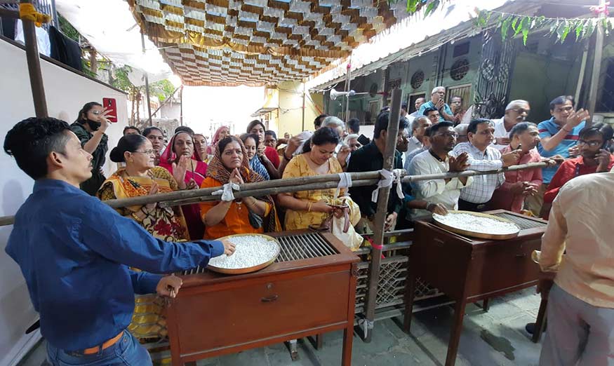 સુરતમાં સ્વામિનારાયણ ભગવાનની 194 વર્ષ જૂની પાઘડીના દર્શન માટે લાઈનો ...
