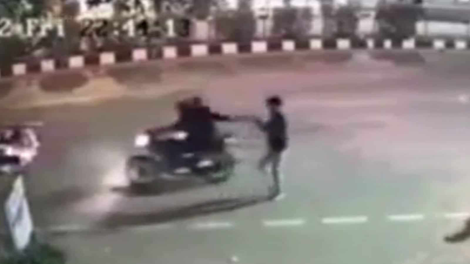 Surat: Mobile snatched from man hand, snatching incident caught on CCTV ...