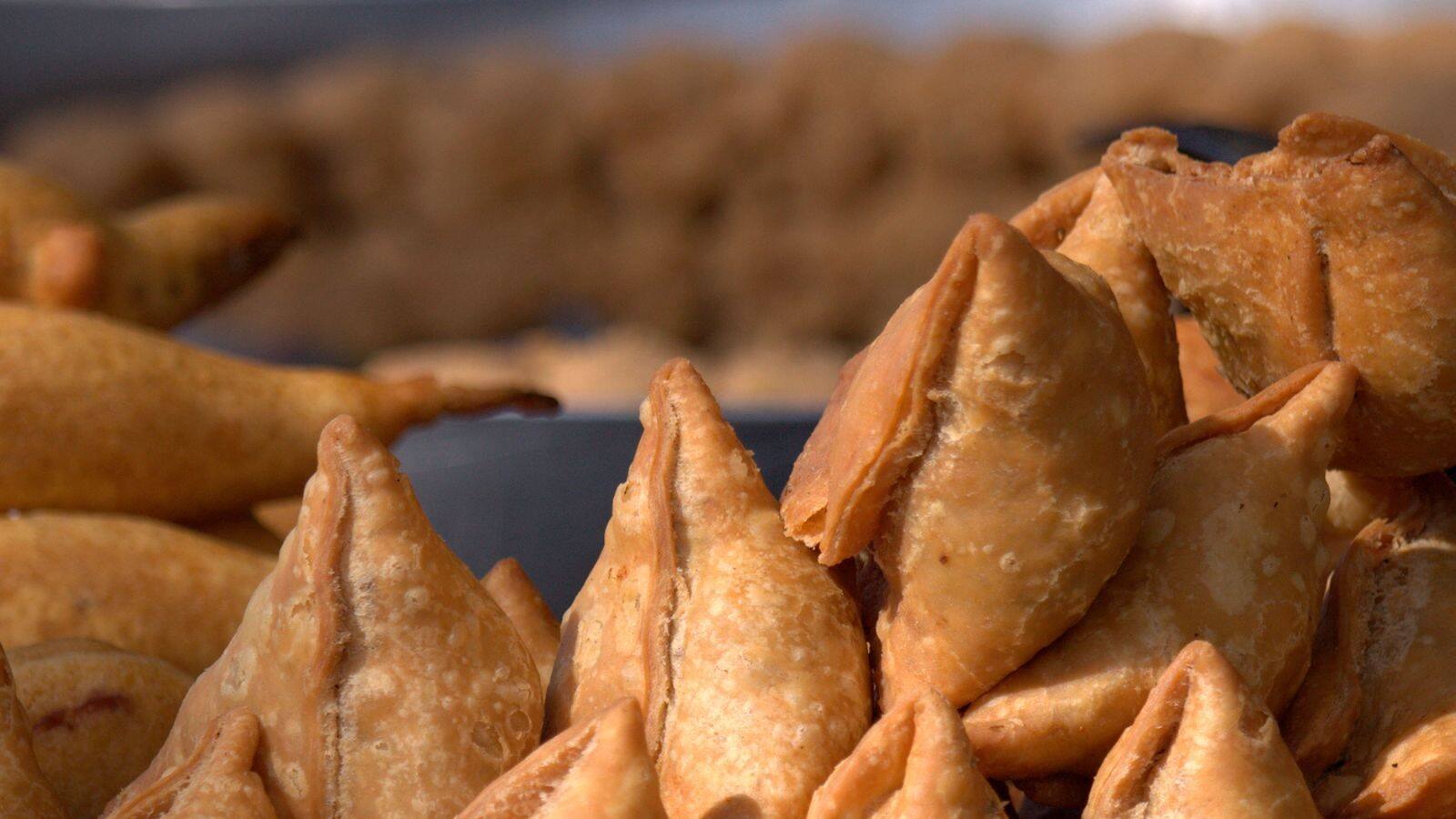 Must taste to this jambo samosa at churu- આ સમોસા ખાવા માટે લોકોની લાગે ...