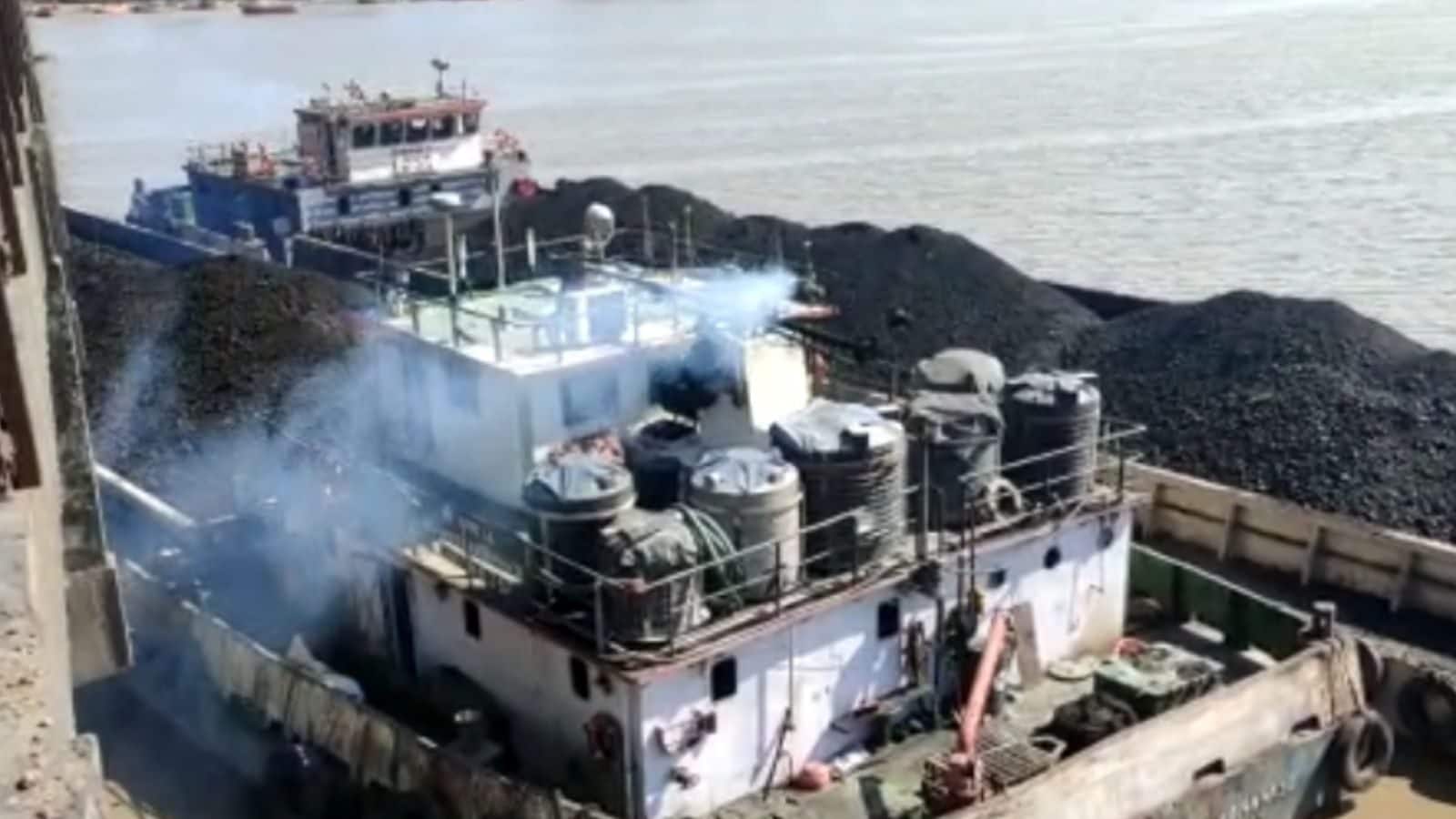 સુરત તંત્રમાં મચી ગઈ હતી દોડધામ - many as five barges loaded with coal ...