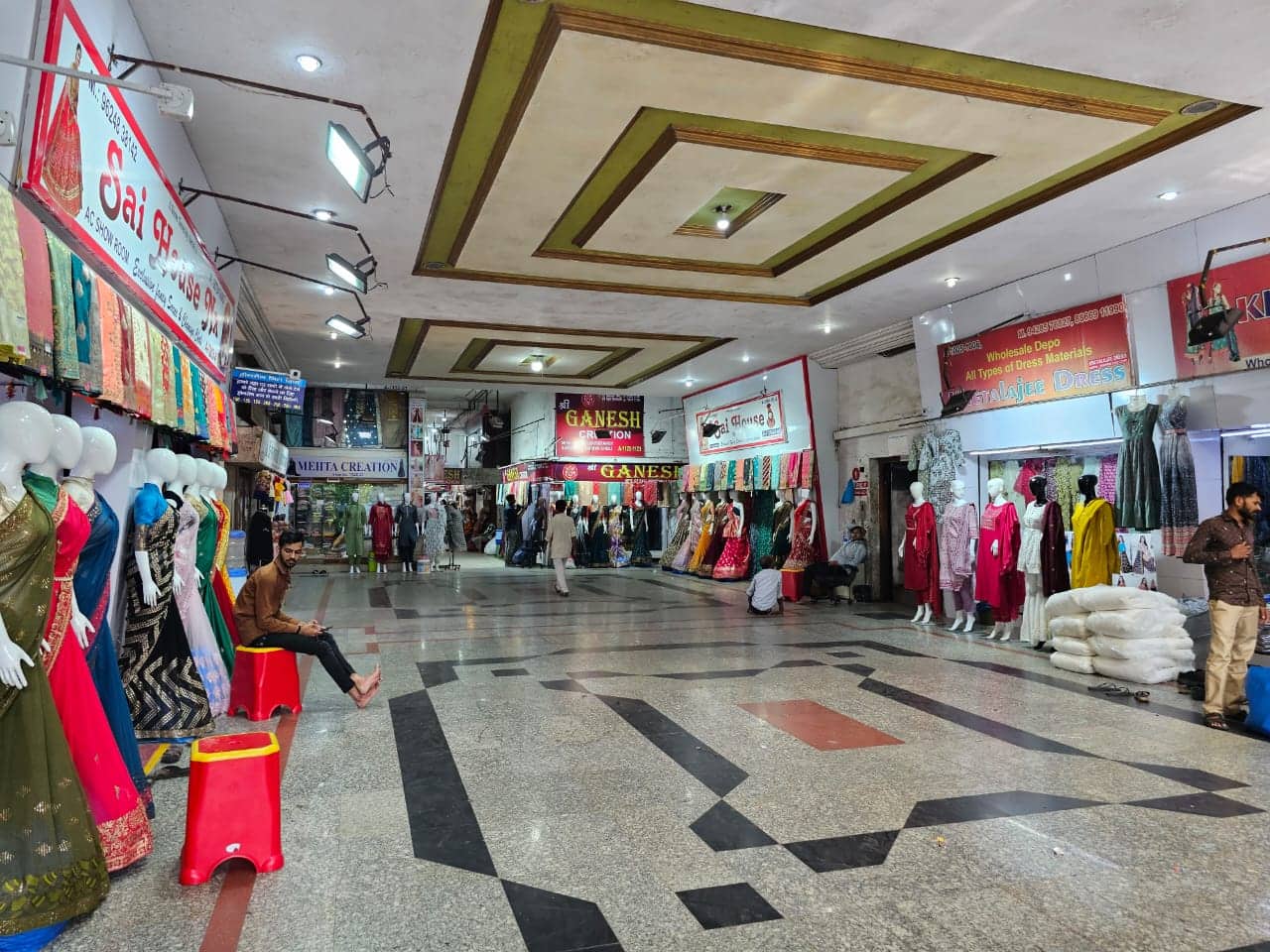 Surat: New Bombay Market in Surat is the most famous wholesale market ...