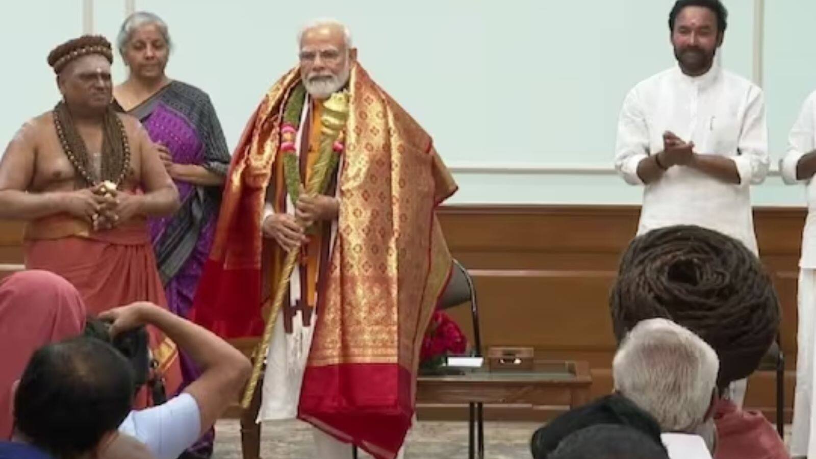 પીએમ મોદીએ સત્તાવાર રીતે સેંગોલ સોંપવામાં આવ્યું, આવતી કાલે સંસદ ભવનમાં ...