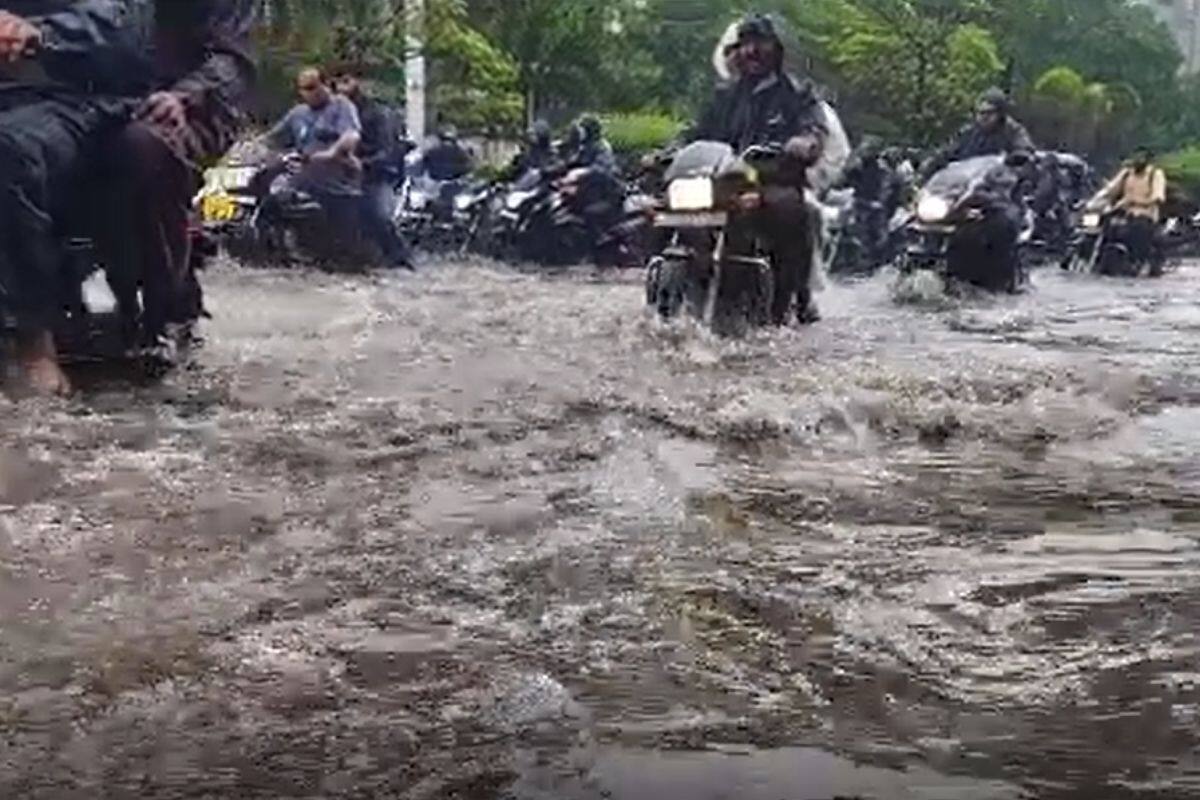 આગાહીના એક દિવસ પહેલાં જ સુરત તરબોળ, સવારથી જ ધોધમાર વરસાદ – News18 ગુજરાતી
