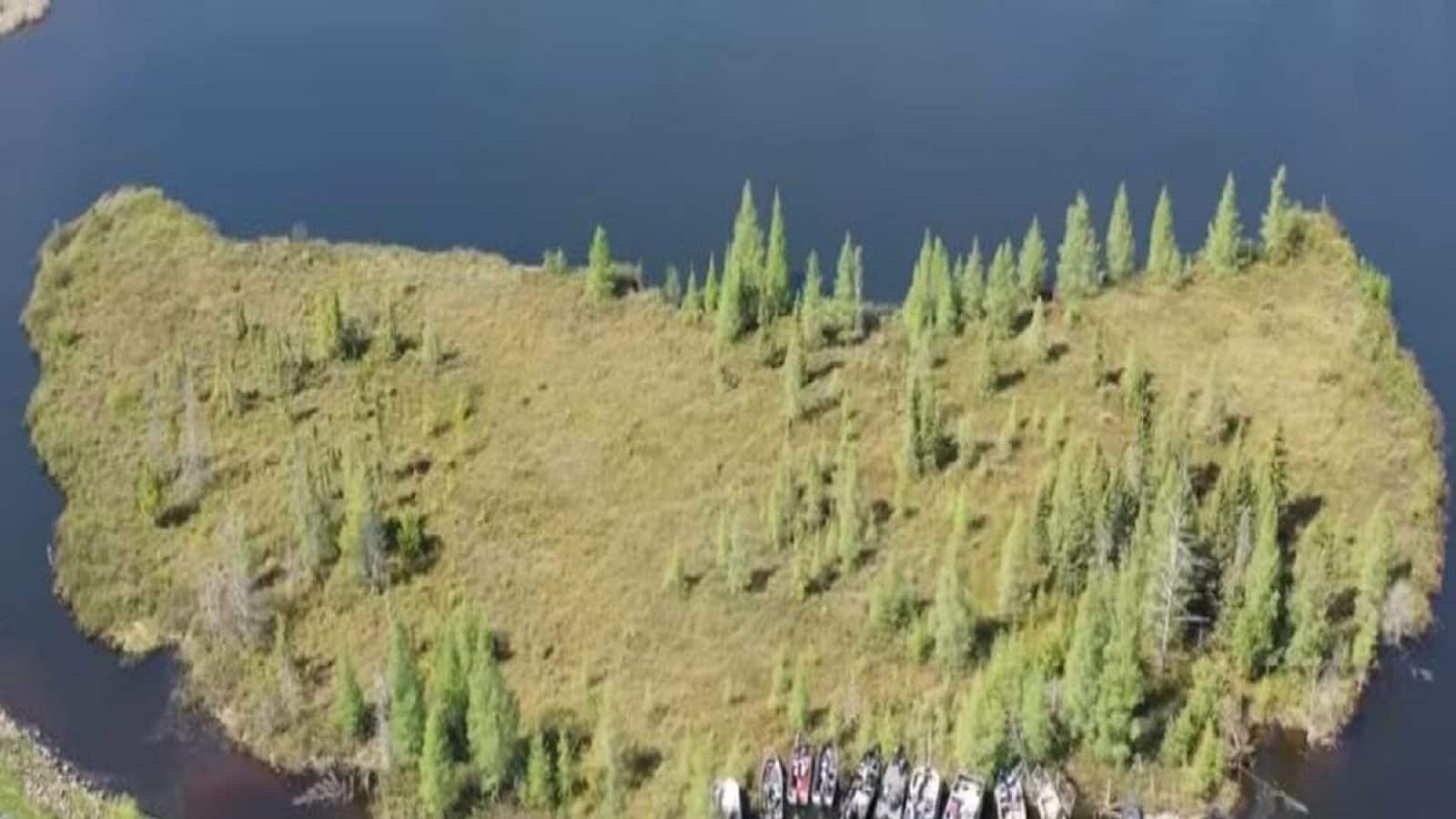 દર વર્ષે આ તરતા ટાપુને બોટ દ્વારા ધકેલવું પડે છે, જાણો શા માટે તે લોકો ...