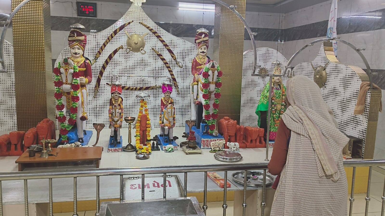 સસ્તા ભાવે ફરસાણ અને મીઠાઇનું વેચાણ - Selling farsan and sweets at ...