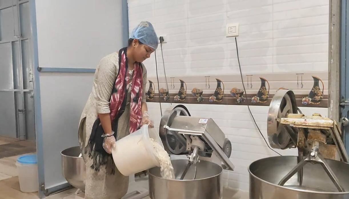 અમરેલીના બે મિત્રોનો ભાખરી બિઝનેસ, 15 લાખ મહિને કમાણી - Two friends from Amreli run a bhakhri ...