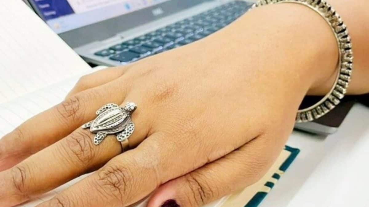 Turtle Ring Benefits: રાશિ પ્રમાણે કાચબાની વીંટી પહેરો! કઈ આંગળી અને કયા દિવસે પહેરવી? જાણો તેના ...
